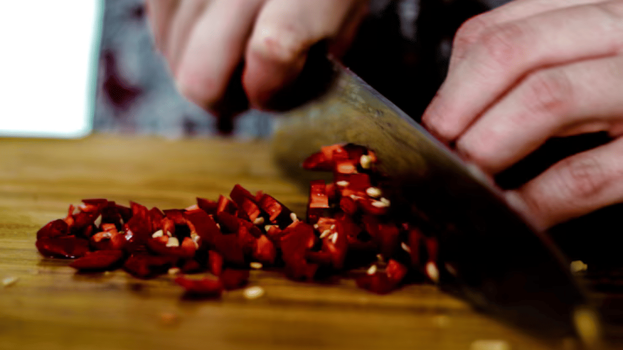 മുളക് അരിഞ്ഞശേഷം കൈ പുകയുന്നുണ്ടോ? വഴി അടുക്കളയിൽ തന്നെയുണ്ട് | How To ...