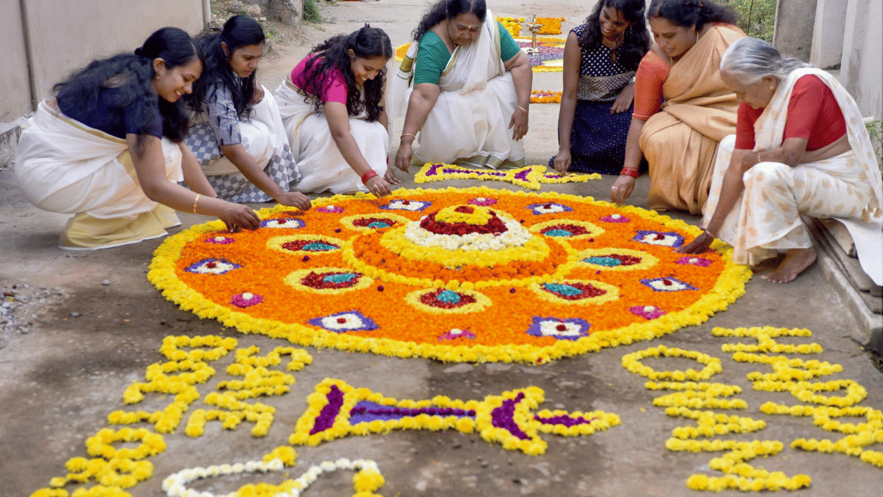 ആറിനം പൂക്കൾ കൊണ്ടൊന്ന് 'കാല്‍ നീട്ടാം'; തൃക്കേട്ട നാളിൽ പൂക്കളം ഒരുക്കേണ്ടത് ഇങ്ങനെ... | Onam ...