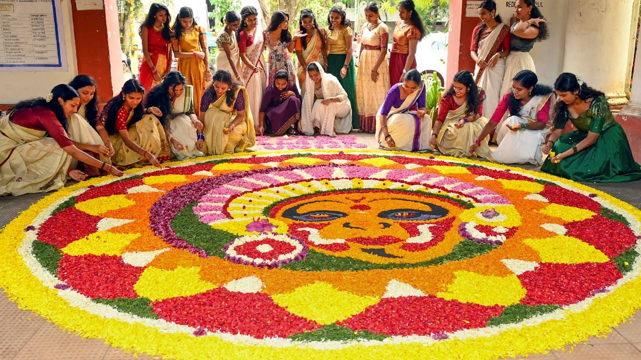 ഉത്രാടപ്പൂവിളിയിൽ കേരളമുണരുകയായ്; പ്രിയപ്പെട്ടവര്‍ക്ക് ഉത്രാടദിനാശംസകള് ...