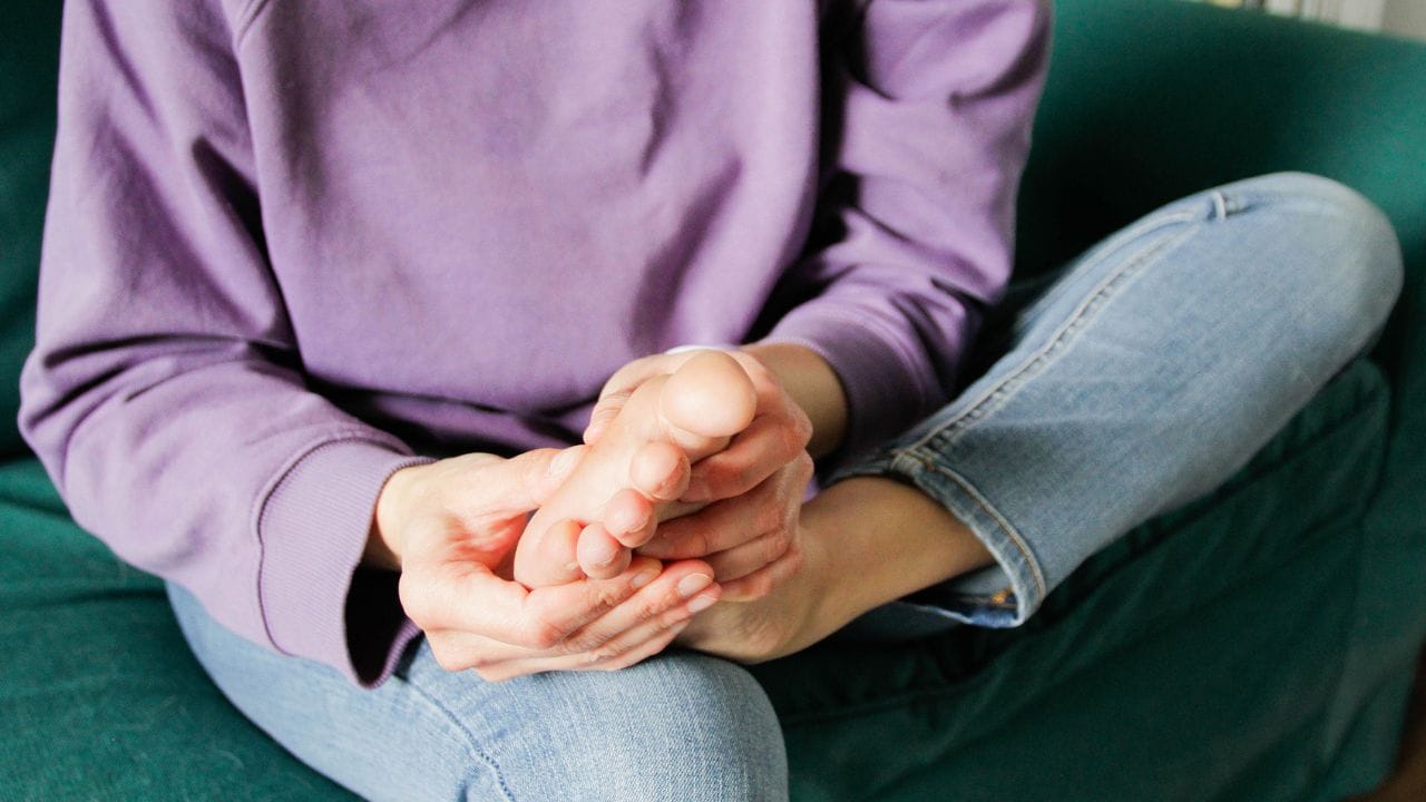 യാത്ര കഴിഞ്ഞുള്ള കാലുവേദനയും നീരും അകറ്റാം; ആശ്വാസം നൽകും ഈ രീതിക ...